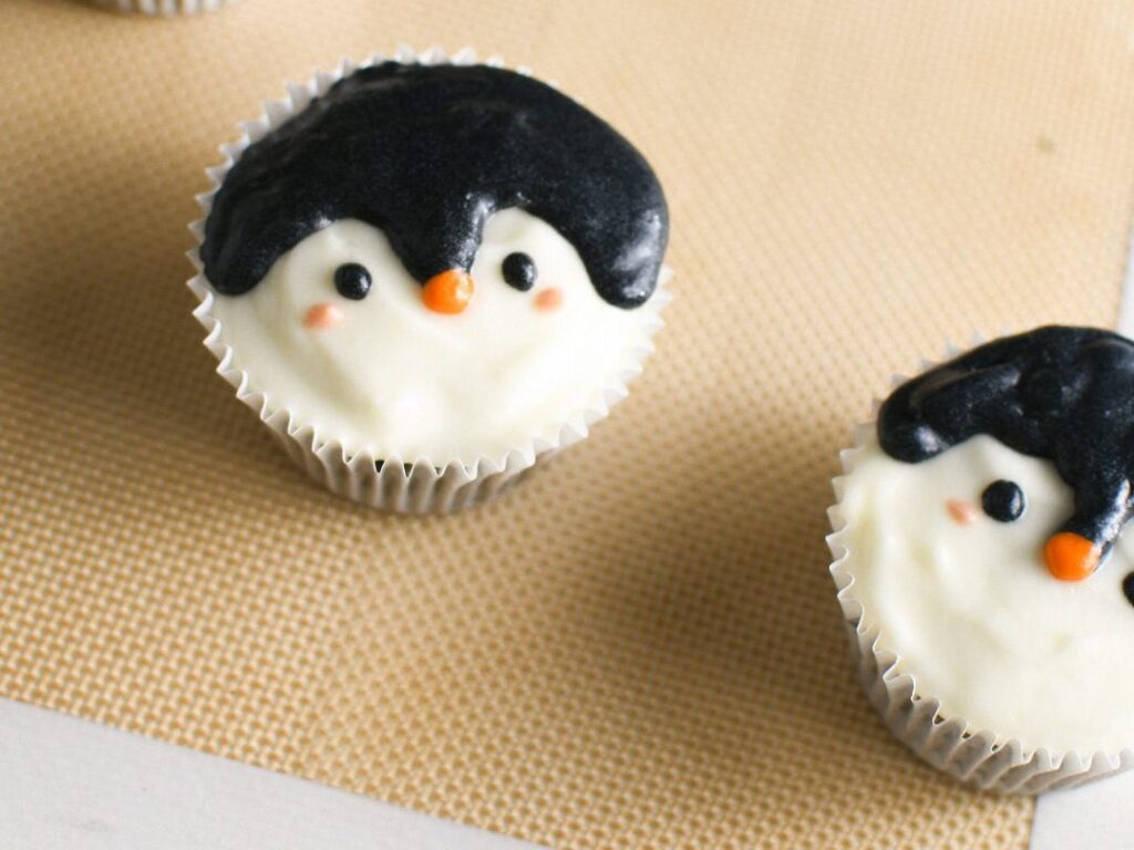 Black Sesame Oreo Penguin Cupcakes with Cream Cheese Frosting • Bites ...